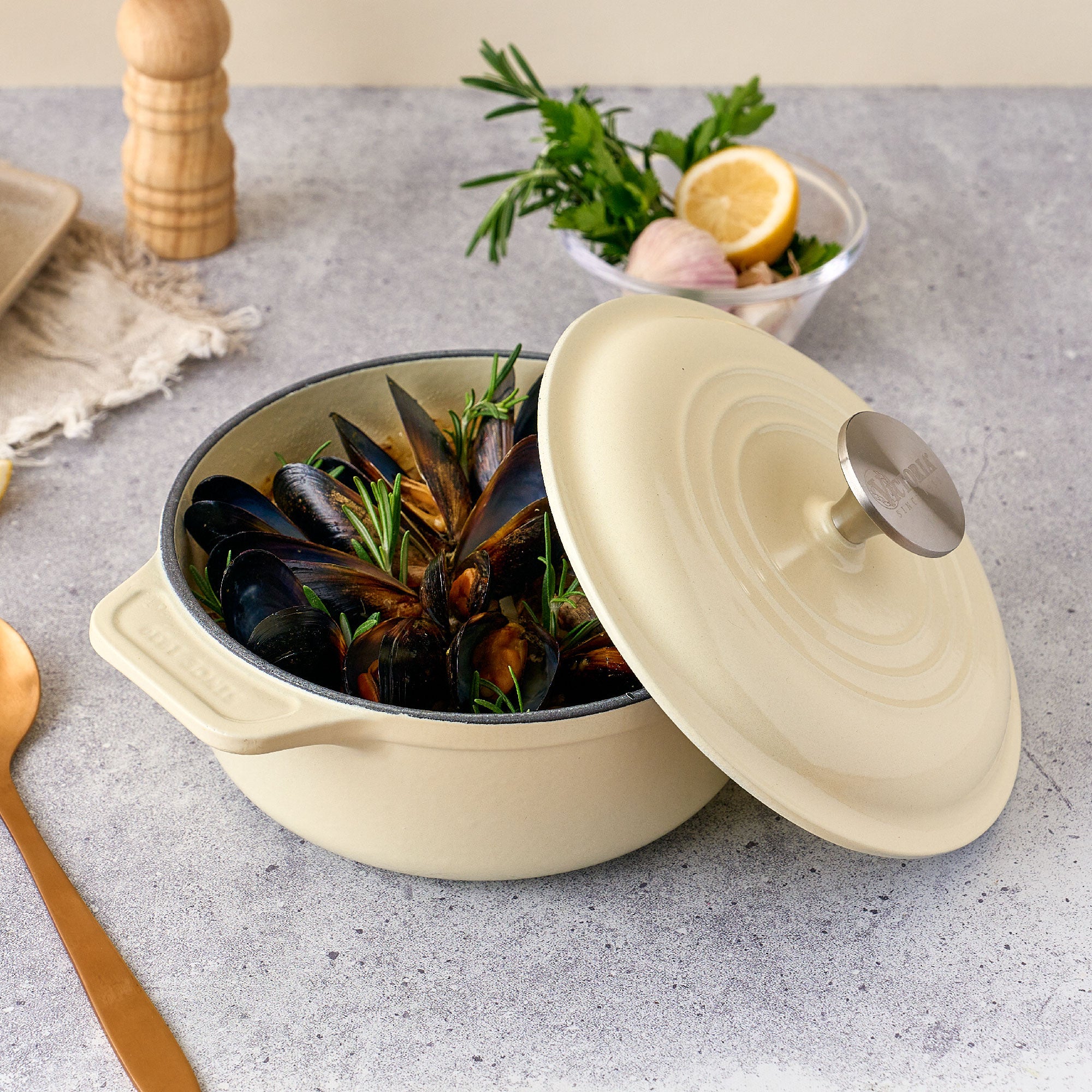 Horno Holandés 1,9 L Olla Esmaltada White Sable– Victoria